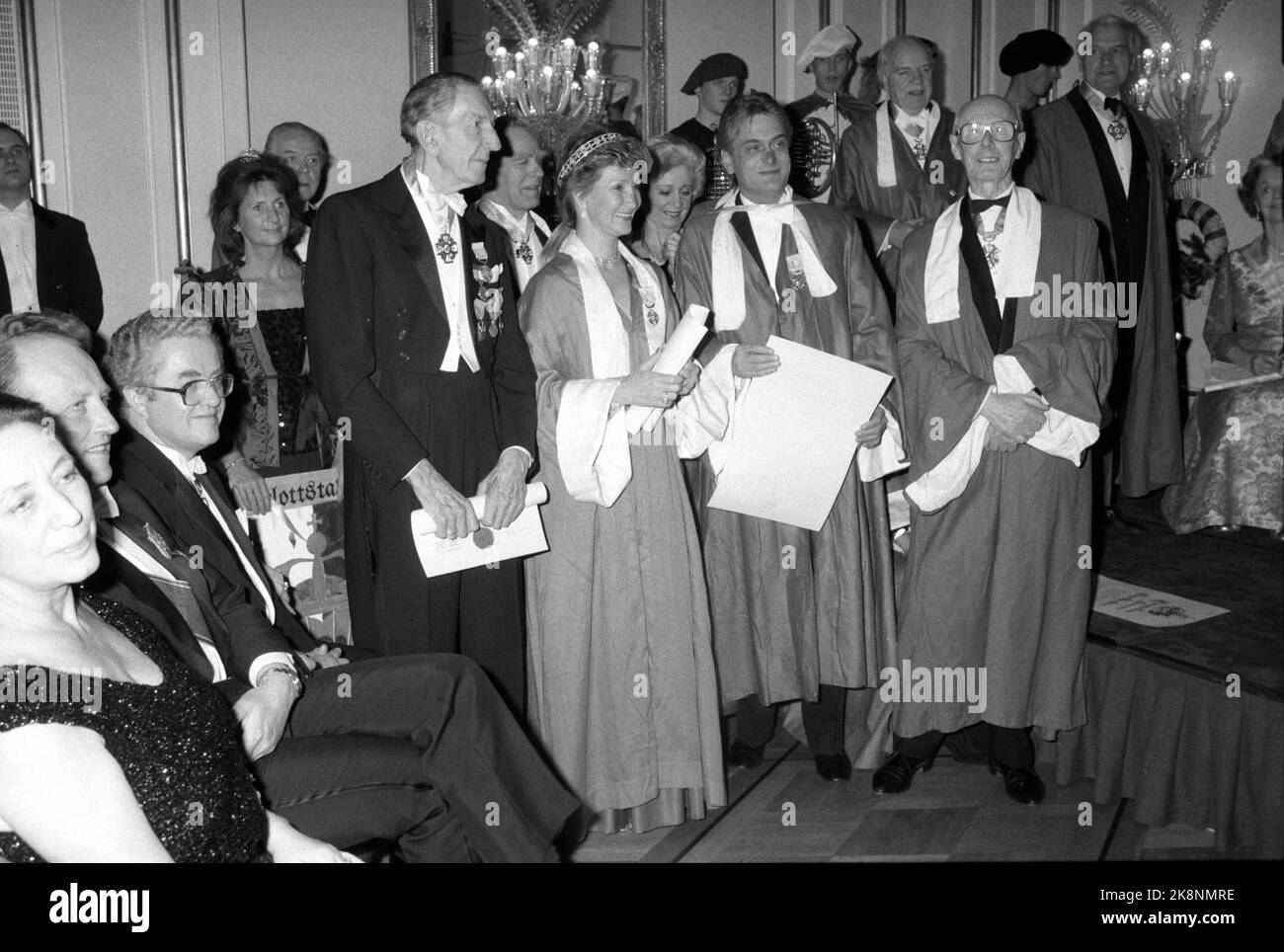 Oslo 8. Dezember 1985. Prinzessin Sonja wird zum Ritter des ehrwürdigen ...
