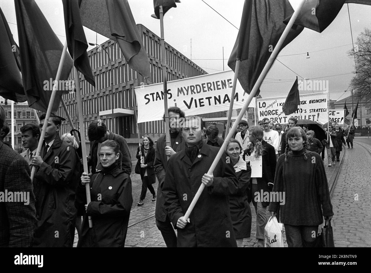 Oslo 19680501 große Vietnam-Demonstration am 1. Mai in Oslo. Hier fährt ...