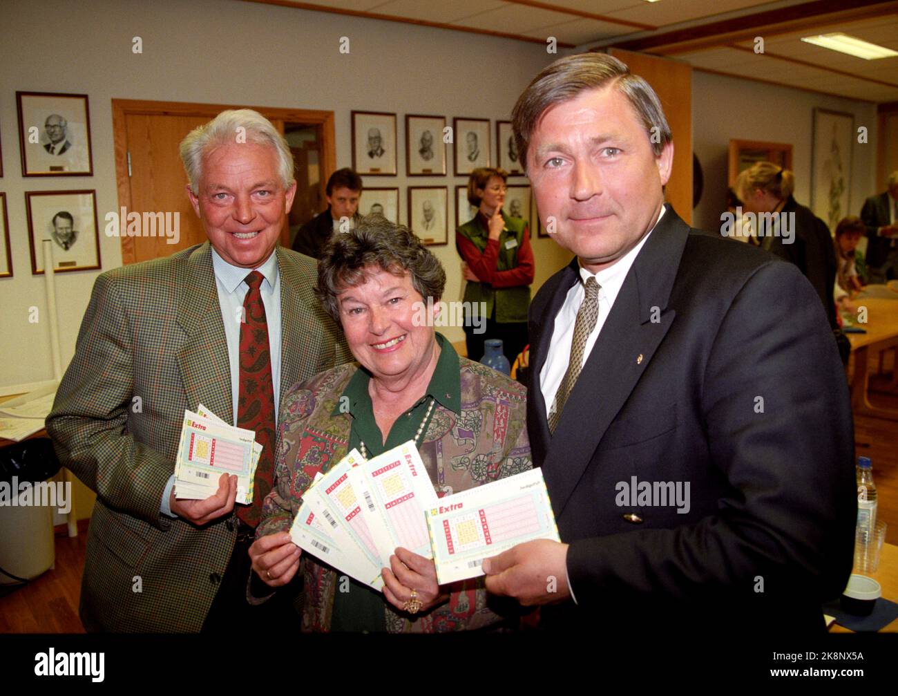 Hamar 19960404 Direktor von Norsk Tipping Reidar Nordby (Th) informiert ...