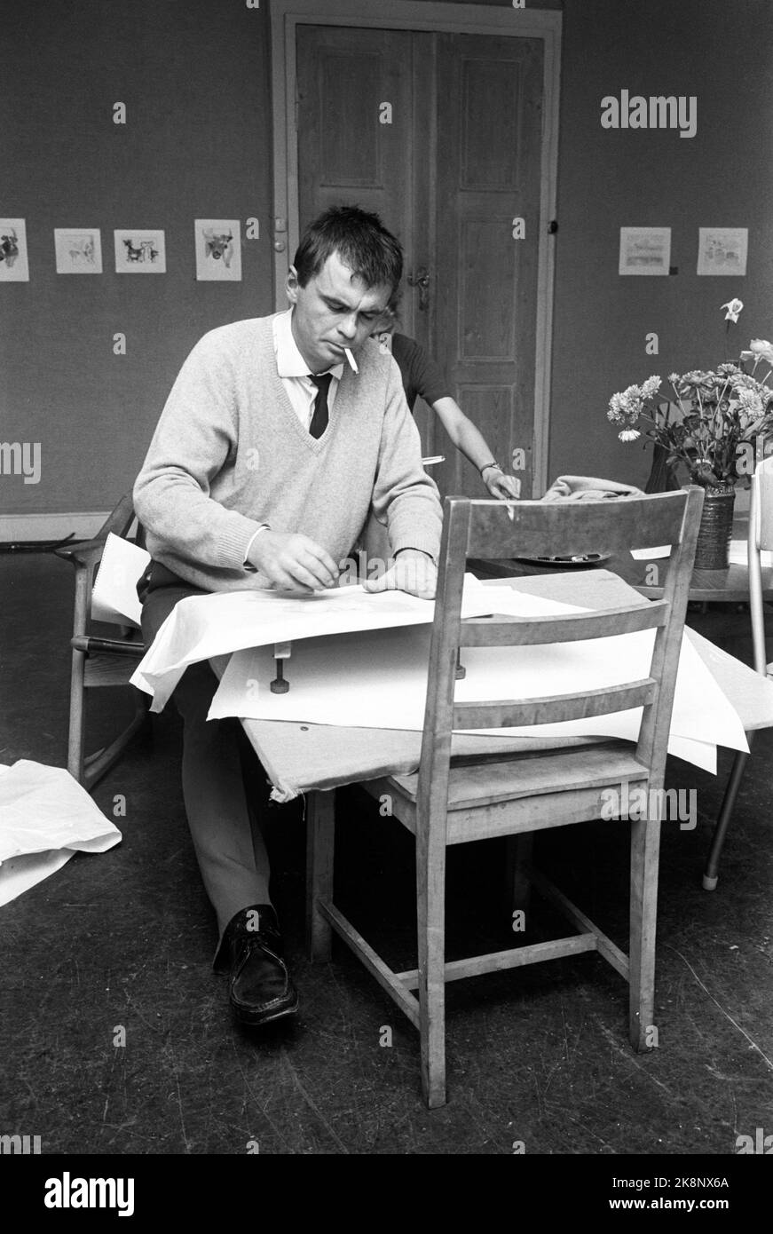 Oslo November 1966 die Schauspielerin Wenche Foss wird von zehn ...