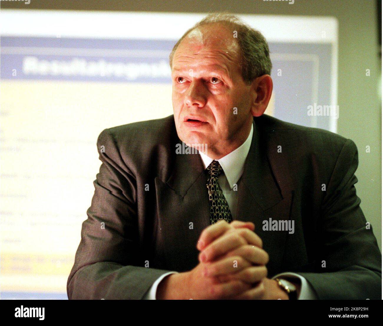 Executive vice president egil myklebust präsentiert jahresergebnisfoto ...