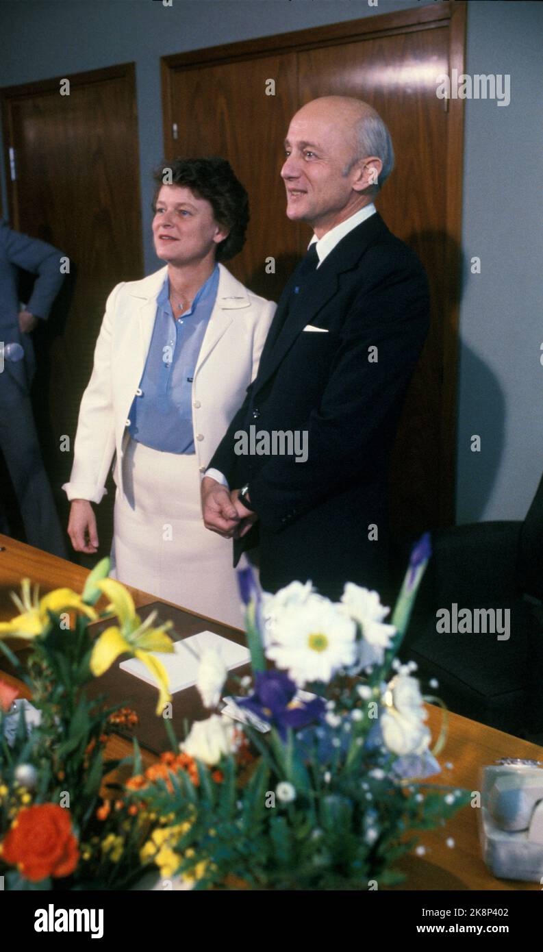Oslo: 19811014 übernimmt der Politiker Kåre Willoch (H) nach Gro Harlem ...