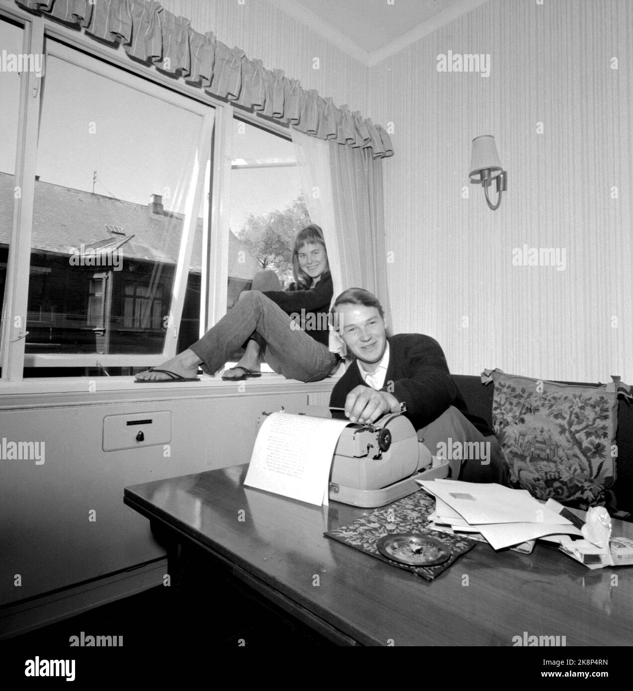 Hier in seiner wohnung bei majorstua schreibmaschinenfoto -Fotos und ...