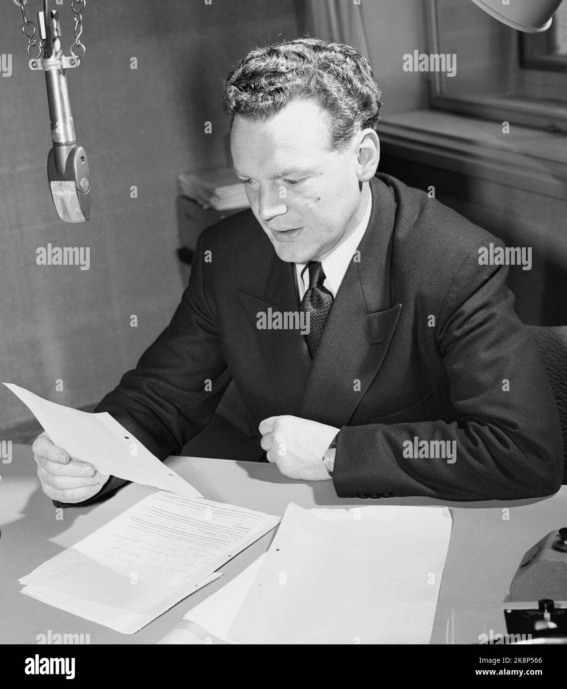 Oslo März 1949 bekannte Stimmen in NRK Radio. Hier Rolf Kirkvaag in ...