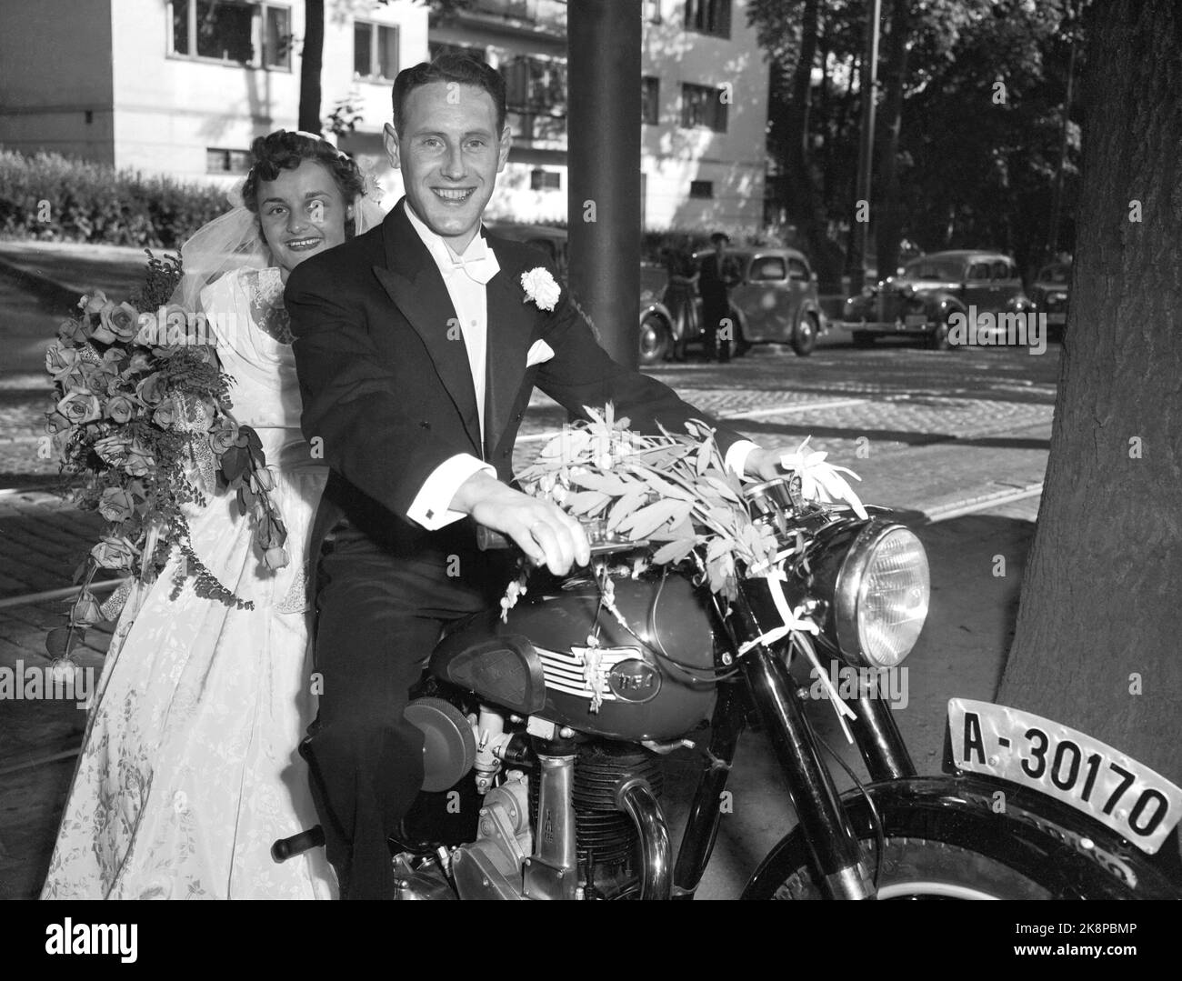 Sitzt hinten auf dem motorradfoto -Fotos und -Bildmaterial in hoher ...