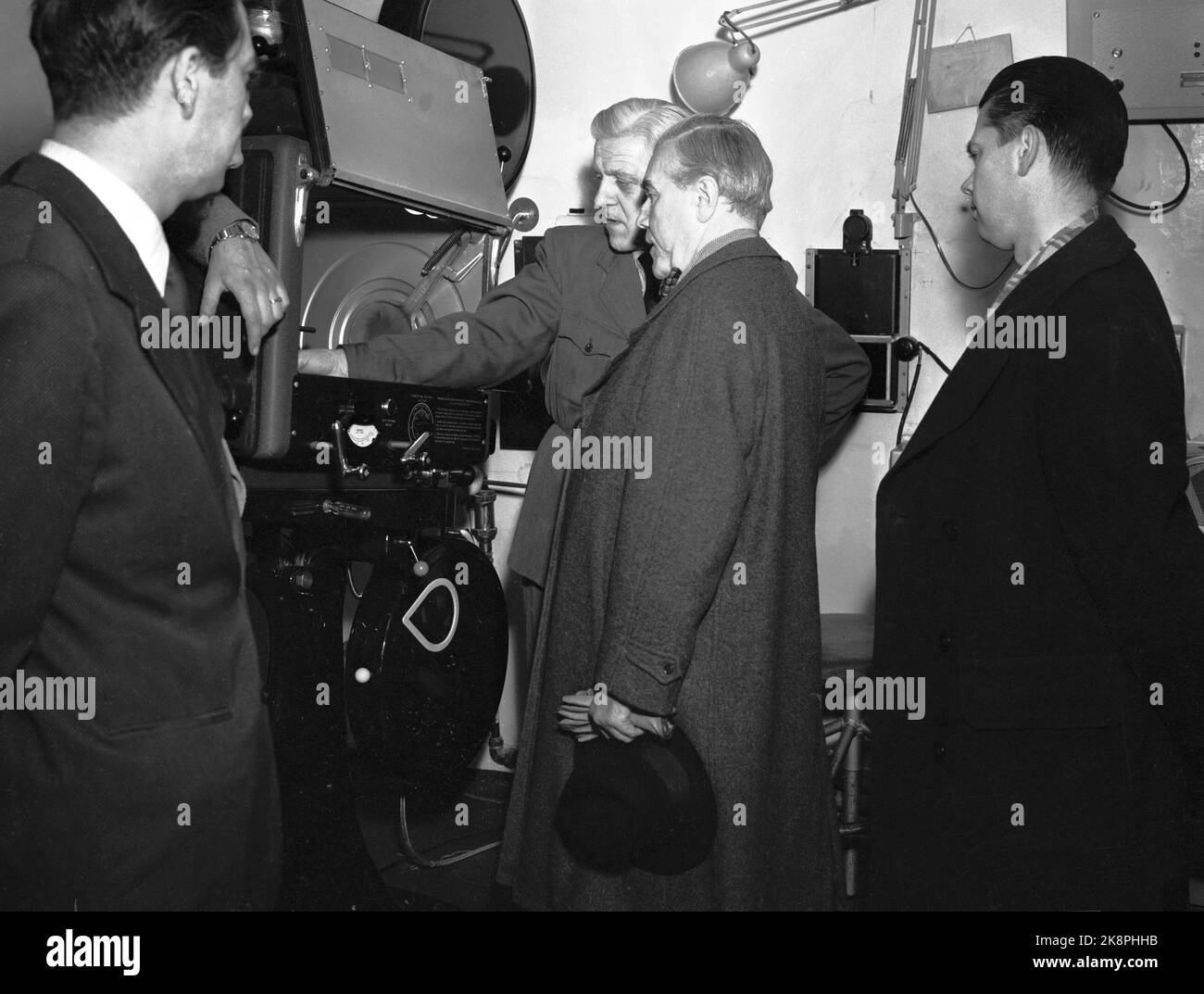 Oslo 19540410 die Installation des neuen Filmformats Cinema Scope ...