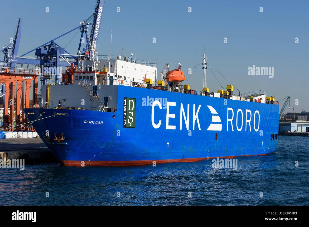 ISTANBUL, TÜRKEI - 25. SEPTEMBER 2022: Das CENK CAR roro Schiff dockte an Haydarpasa in Istanbul ...