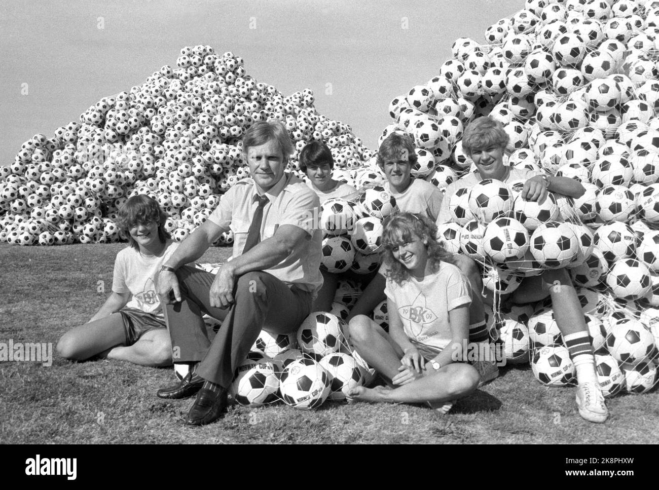 Internationaler jugendfußball Schwarzweiß-Stockfotos und -bilder - Alamy