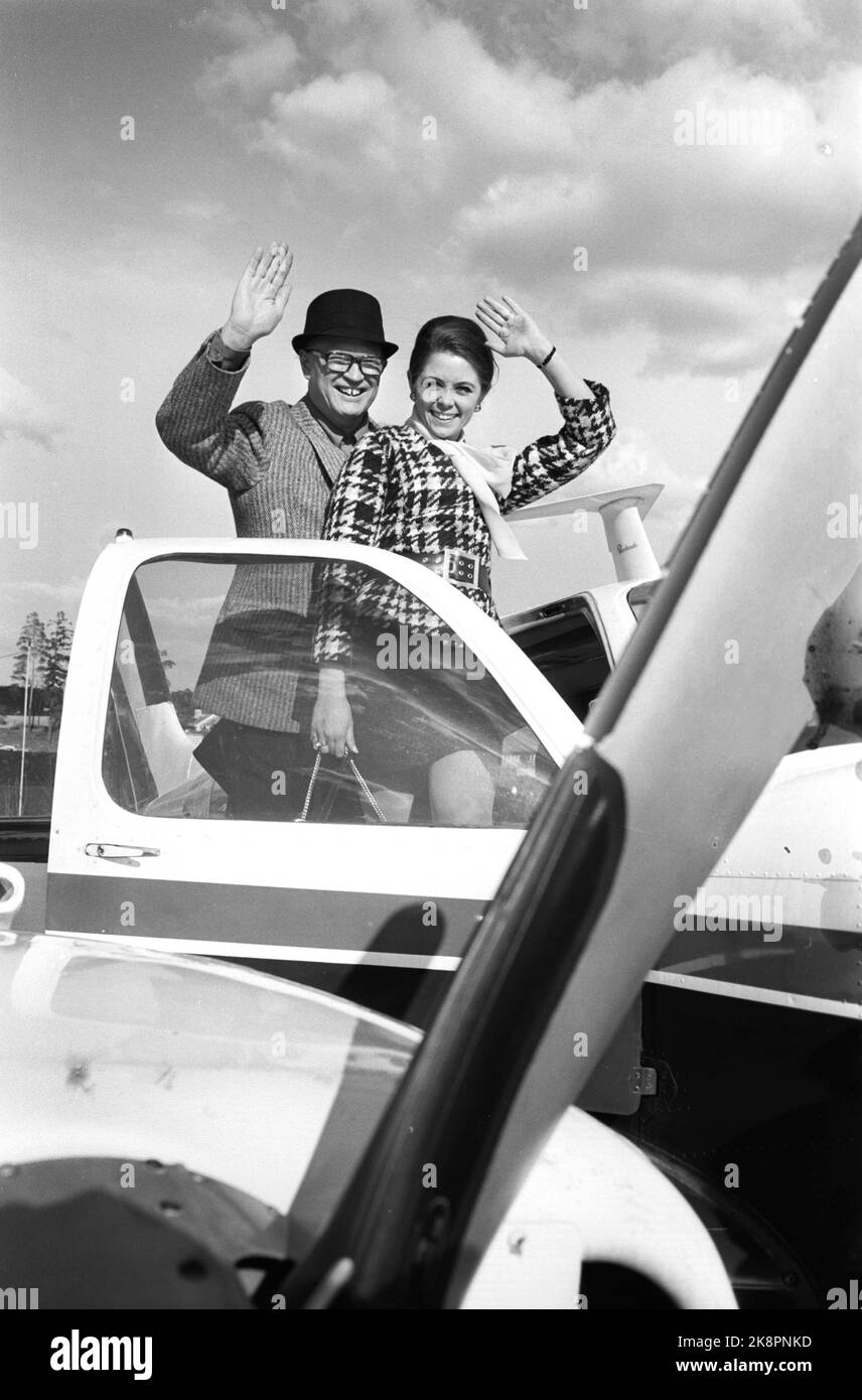 Fornebu 19700429. Alle schwedischen Povel Ramel und die norwegische ...