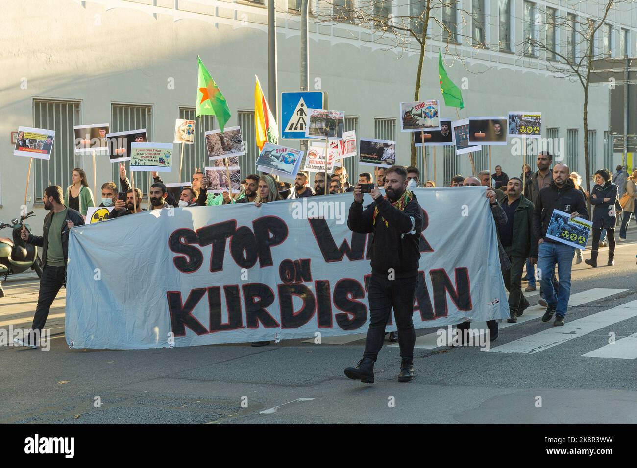 Kurdistan flagge deutschland -Fotos und -Bildmaterial in hoher ...