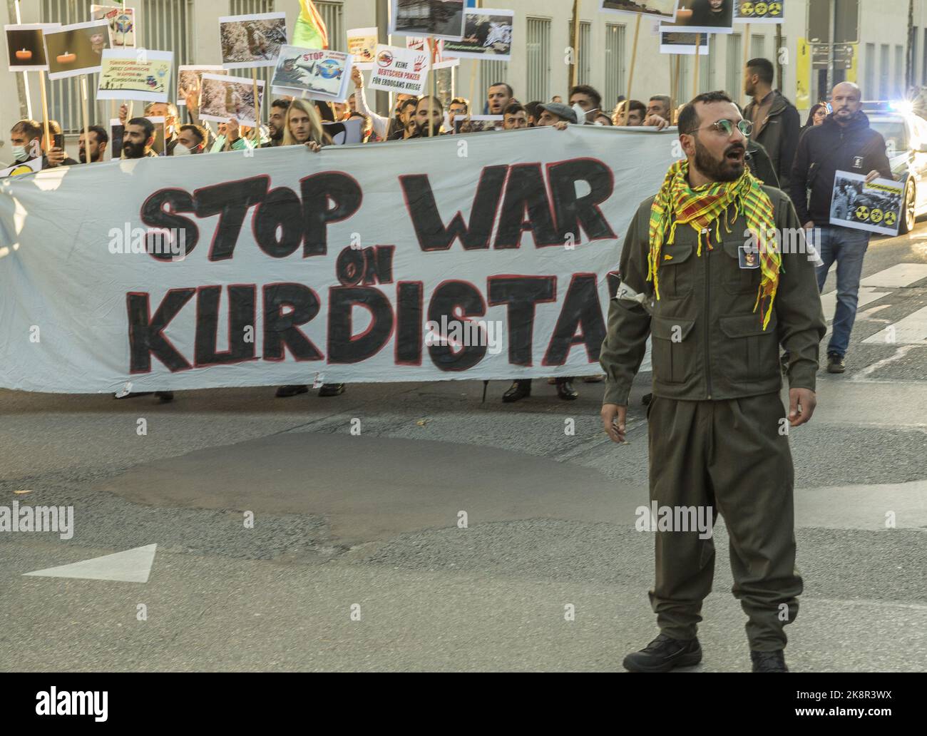 Kurdistan flagge deutschland -Fotos und -Bildmaterial in hoher ...