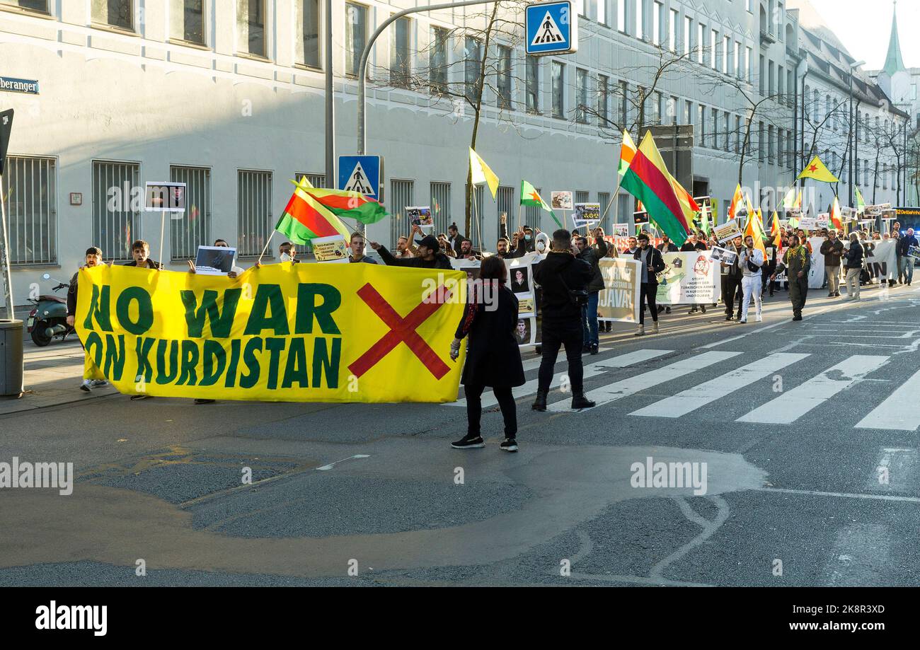 Kurdistan flagge deutschland -Fotos und -Bildmaterial in hoher ...