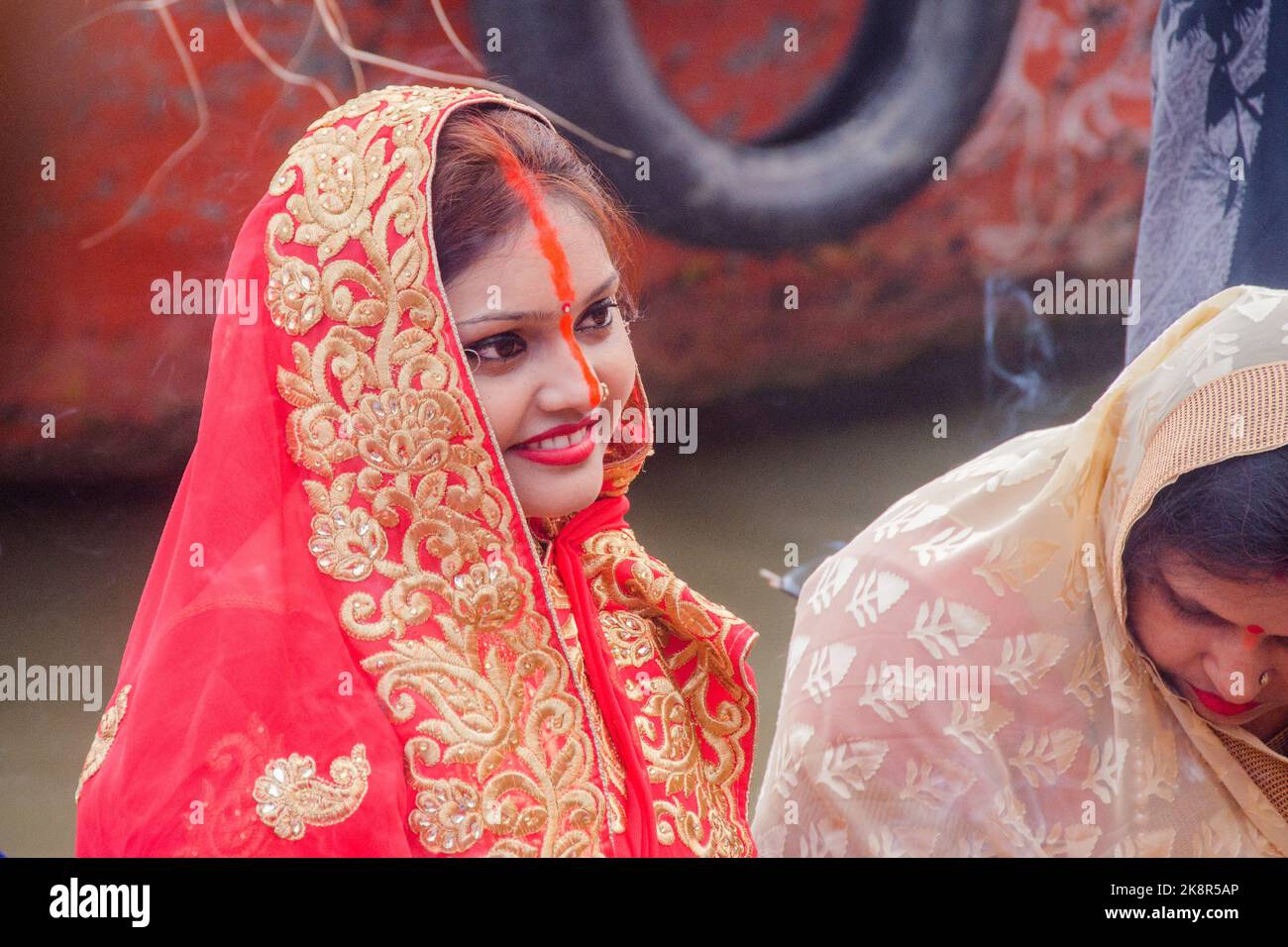 Nicht identifizierte indische Männer und Frauen beten und widmen sich ...