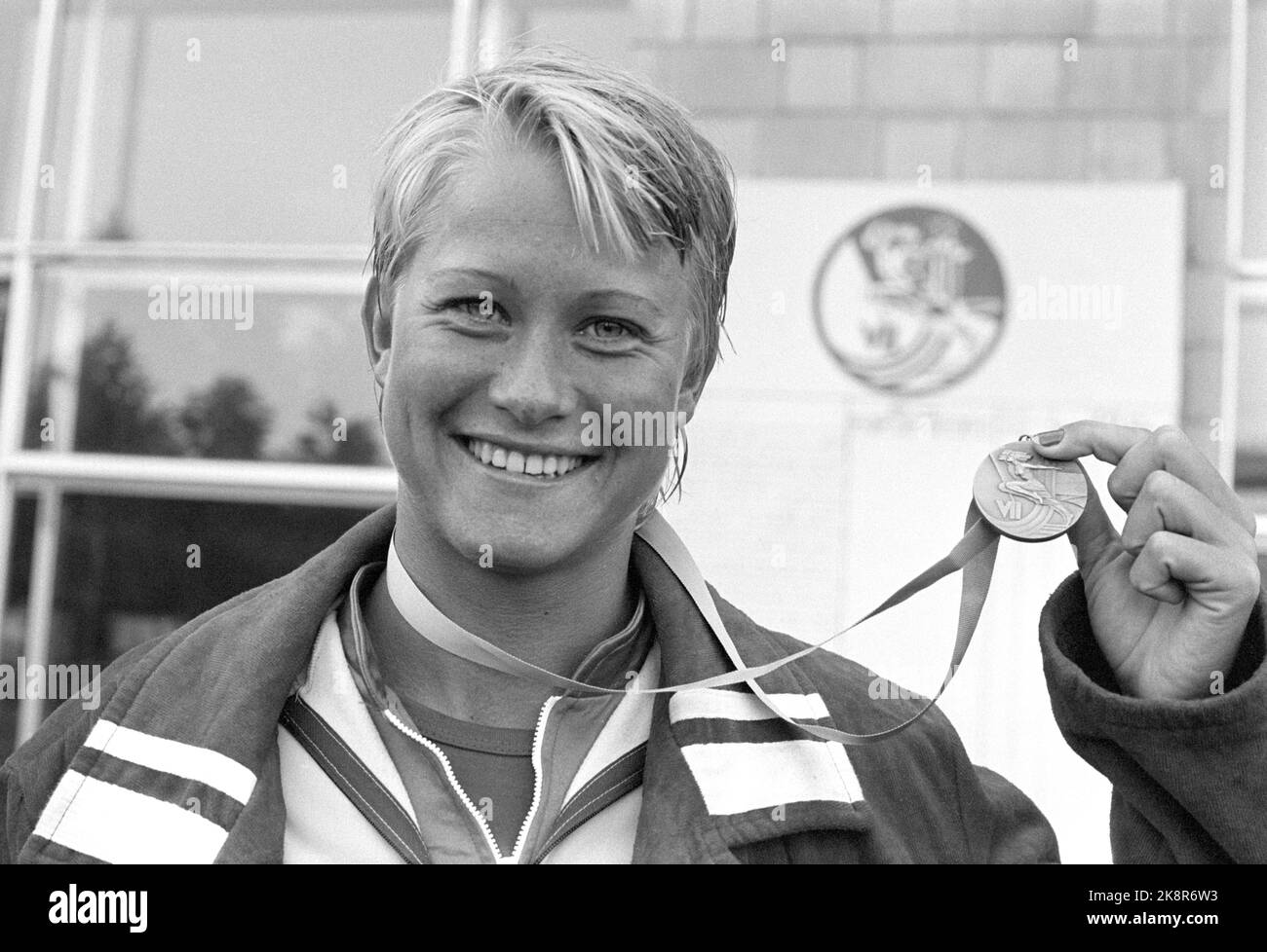 Lene jenssen noch mit seiner silbermedaille über 100 m frei Schwarzweiß ...