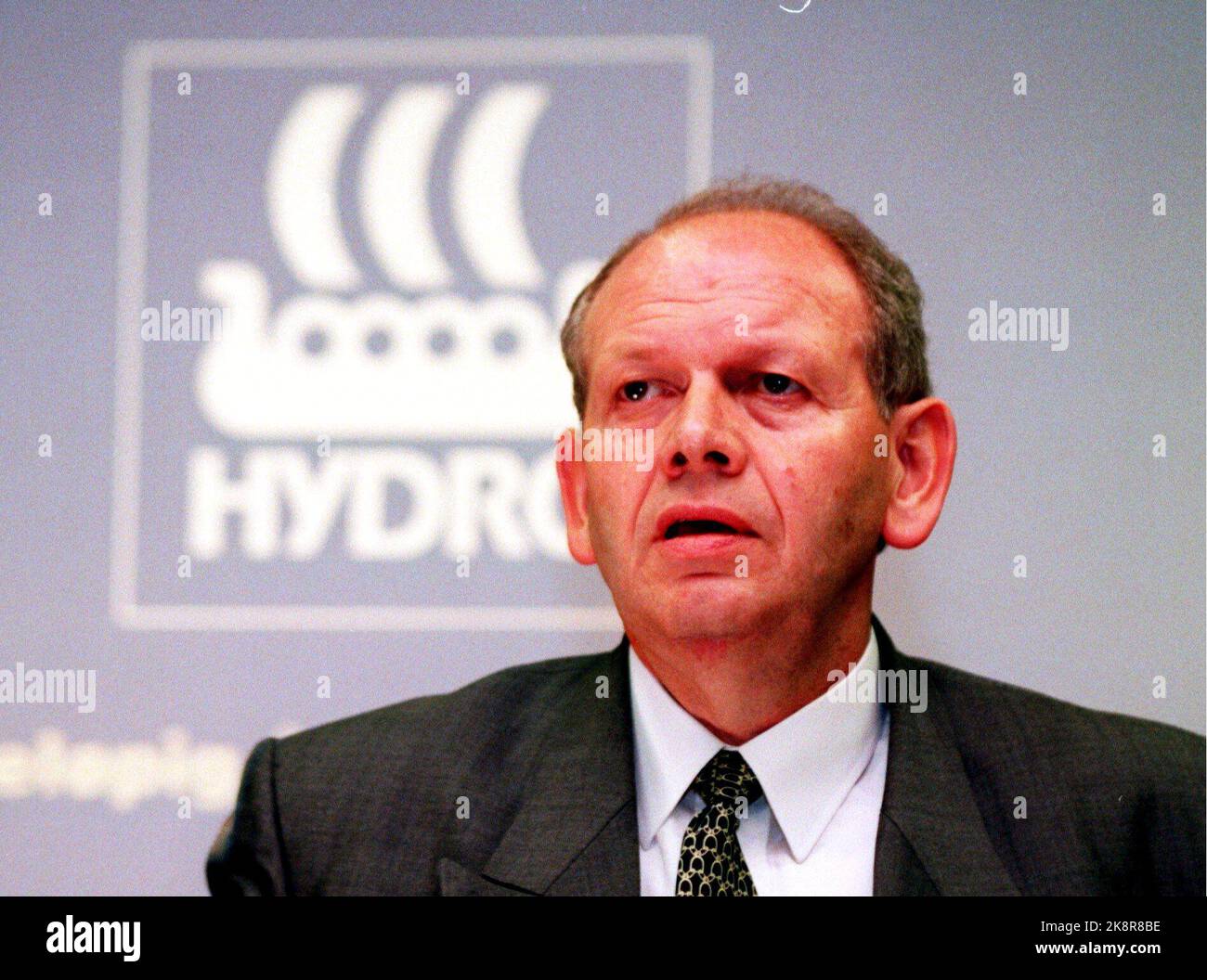 Executive vice president egil myklebust präsentiert jahresergebnisfoto ...