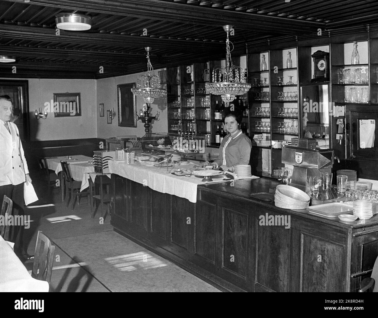 Männlicher kellner im linken bildrandfoto Schwarzweiß-Stockfotos und ...