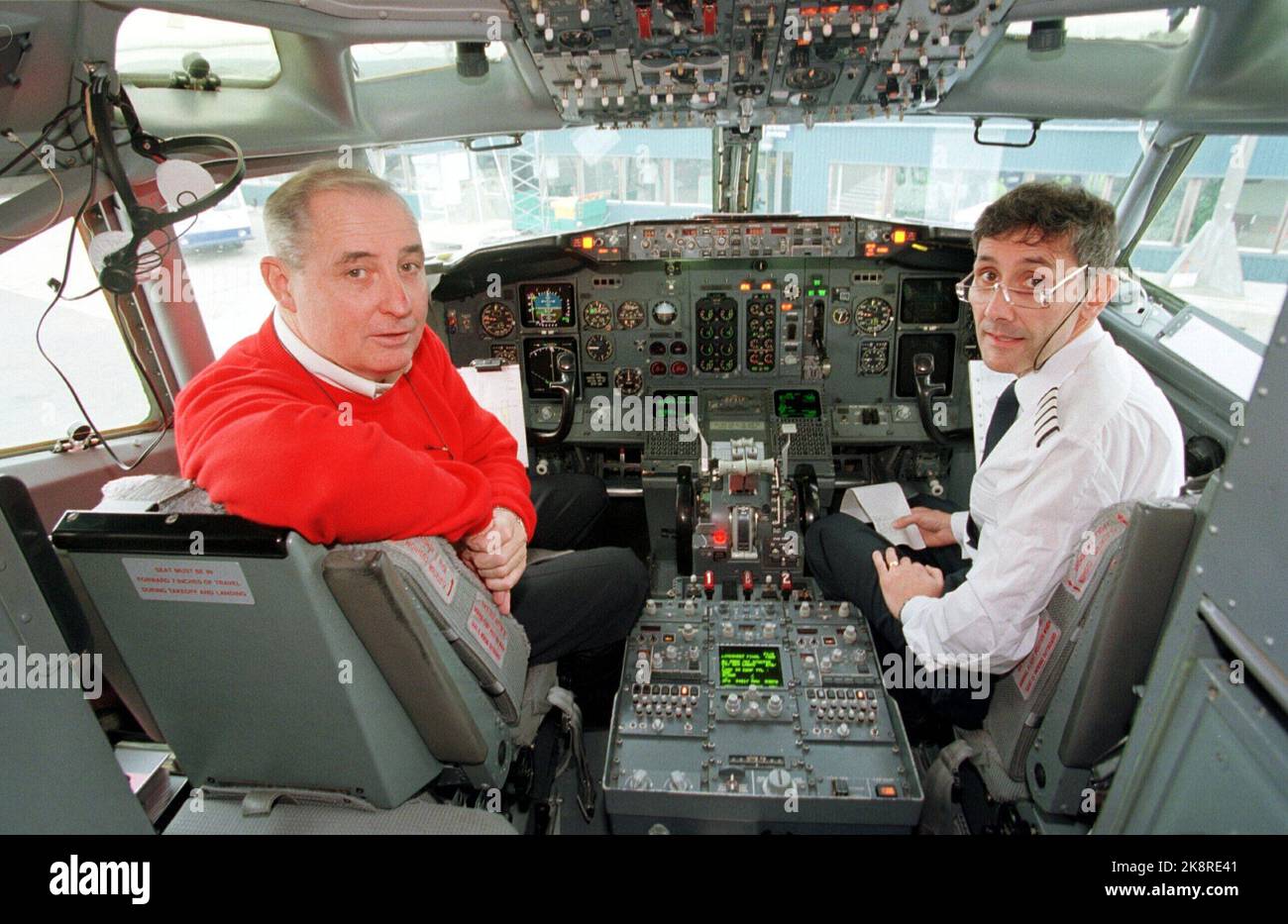 Anders knudsen fly interior working men pilots -Fotos und -Bildmaterial ...