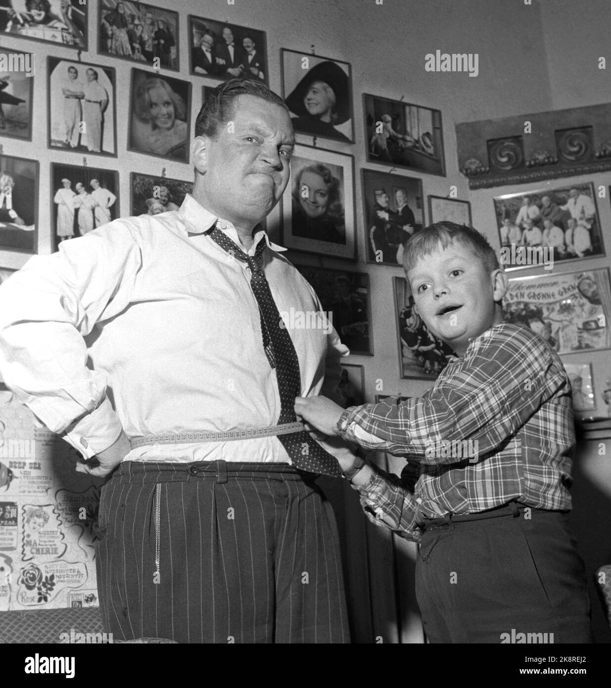 Oslo 19560107. Schauspieler Ernst Diesen mit seinem Sohn Andreas, der ...