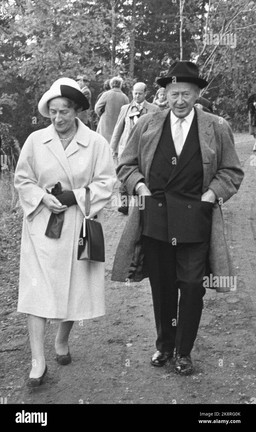 Oslo 19621004. In der Holmenkollenkapelle taufen Prinzessin Estad und ...