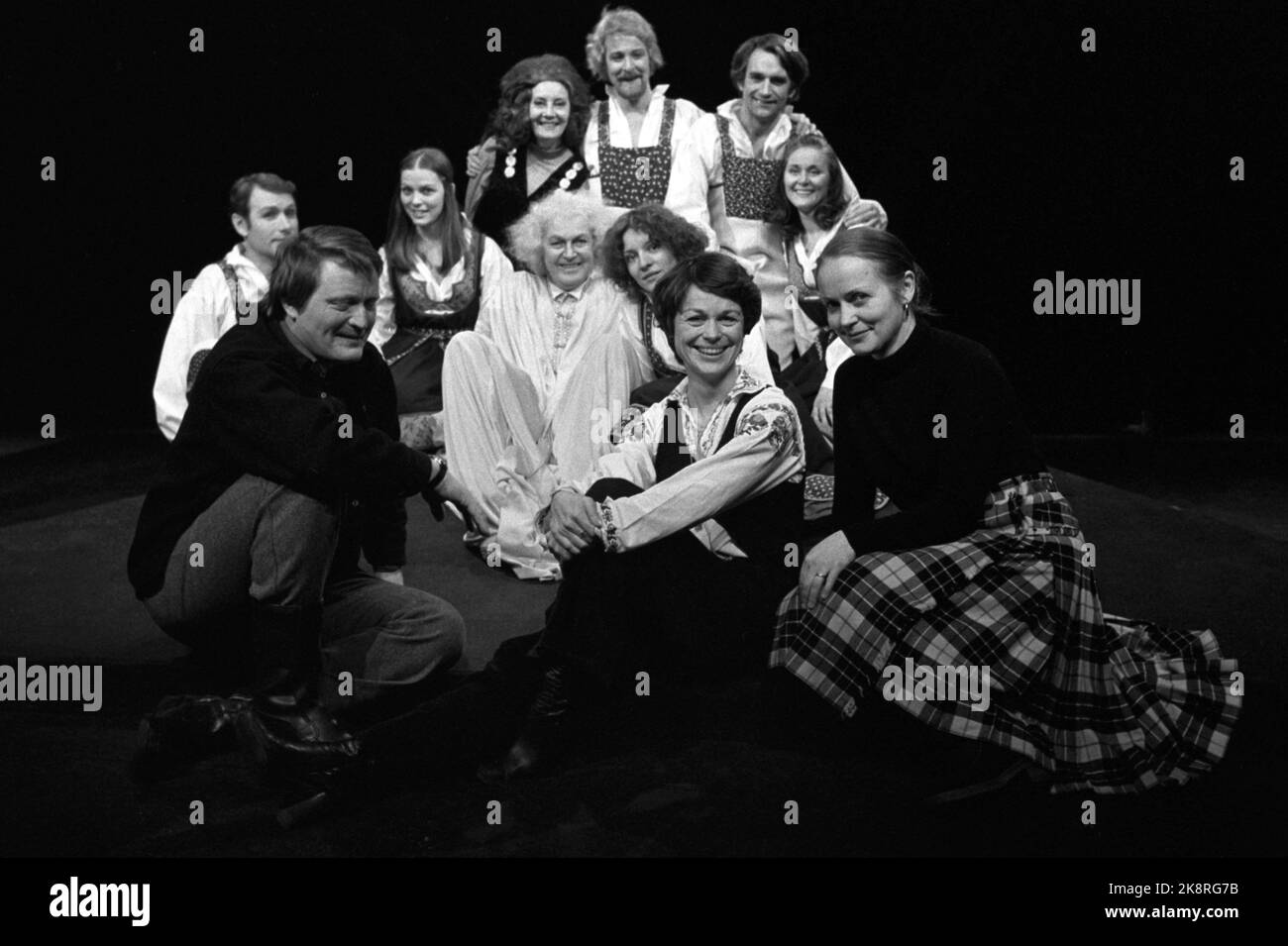 Ausbilder thea stabell autor peder cappelen im vordergrundfoto -Fotos ...