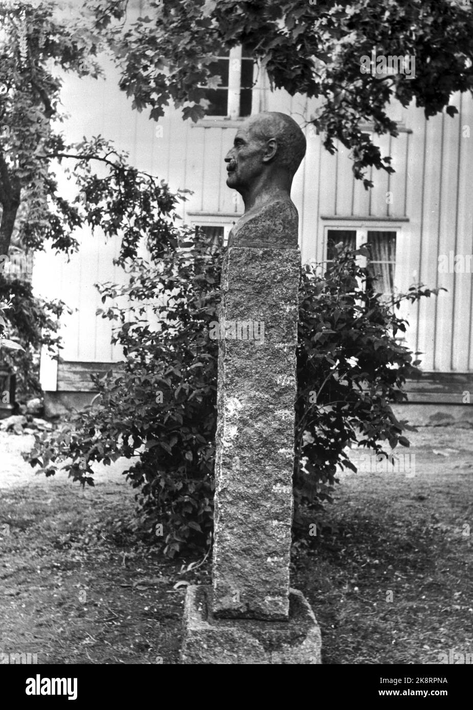 Statue of knut hamsun -Fotos und -Bildmaterial in hoher Auflösung – Alamy