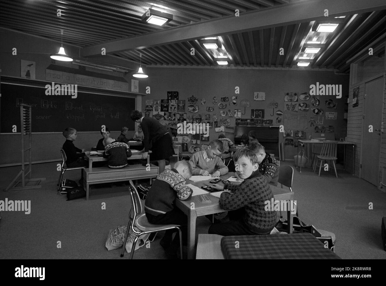 Lehrer arbeiten mit kindern im klassenzimmer Schwarzweiß-Stockfotos und ...