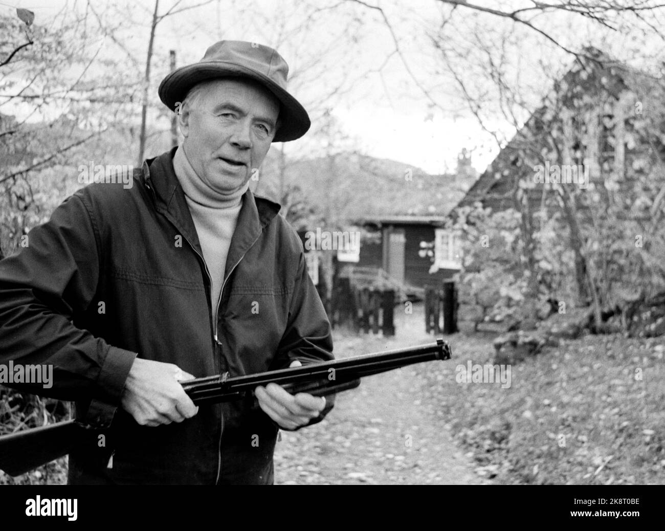 Nordfjord 1966. Schauspieler Alfred Maurstad auf dem Familienhof in ...