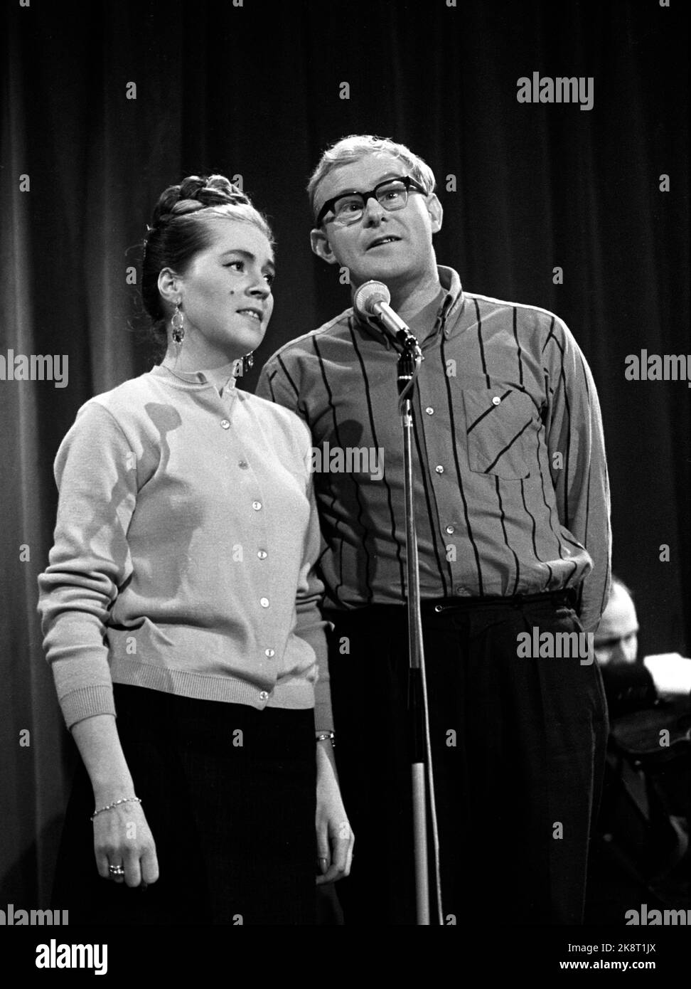 Oslo 19670225 Melody Grand Prix in NRK. Das Ehepaar Kari Medaas und ...