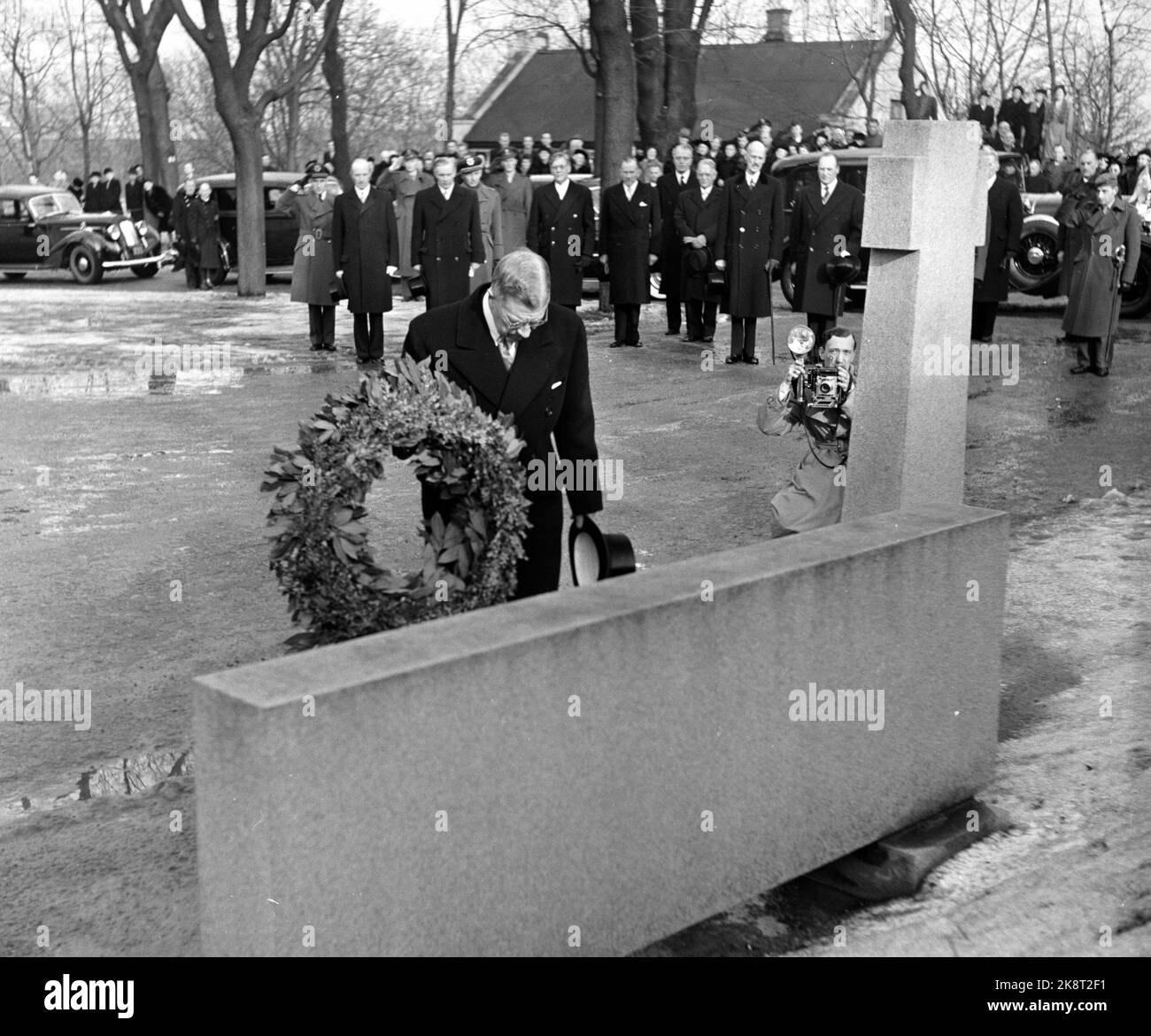 Oslo 1952. König Gustaf Adolf und Königin Louise aus Schweden werden ...
