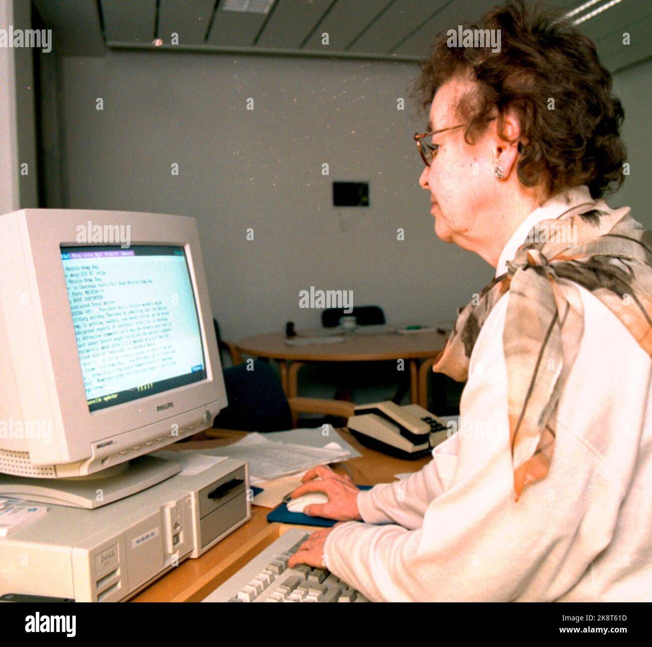 OSLO 199605 Eldre kvinne jobber foran en PC / Datamaskin. (Tove Dammen ...