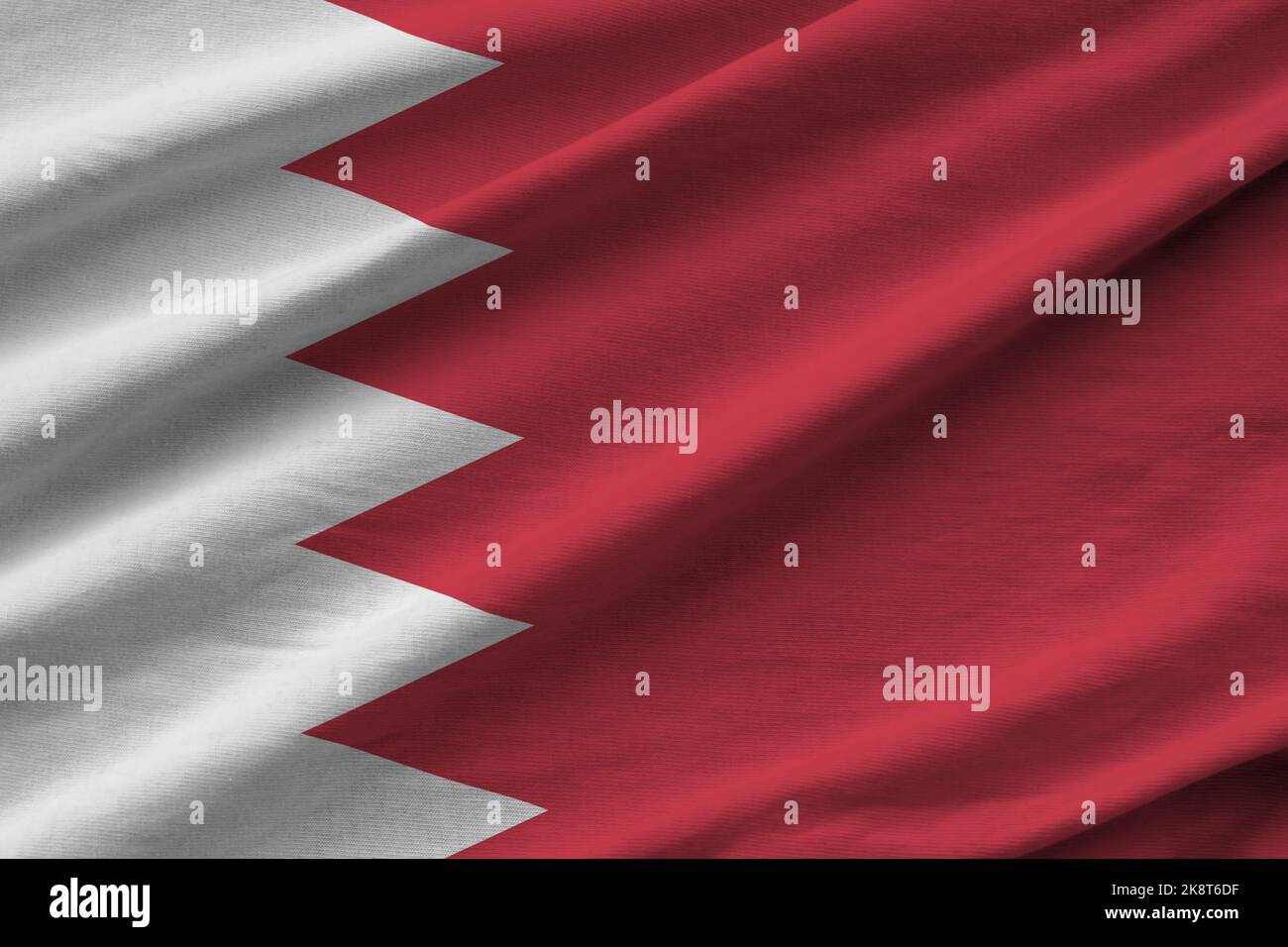Bahrain-Flagge mit großen Falten, die in Innenräumen unter dem ...