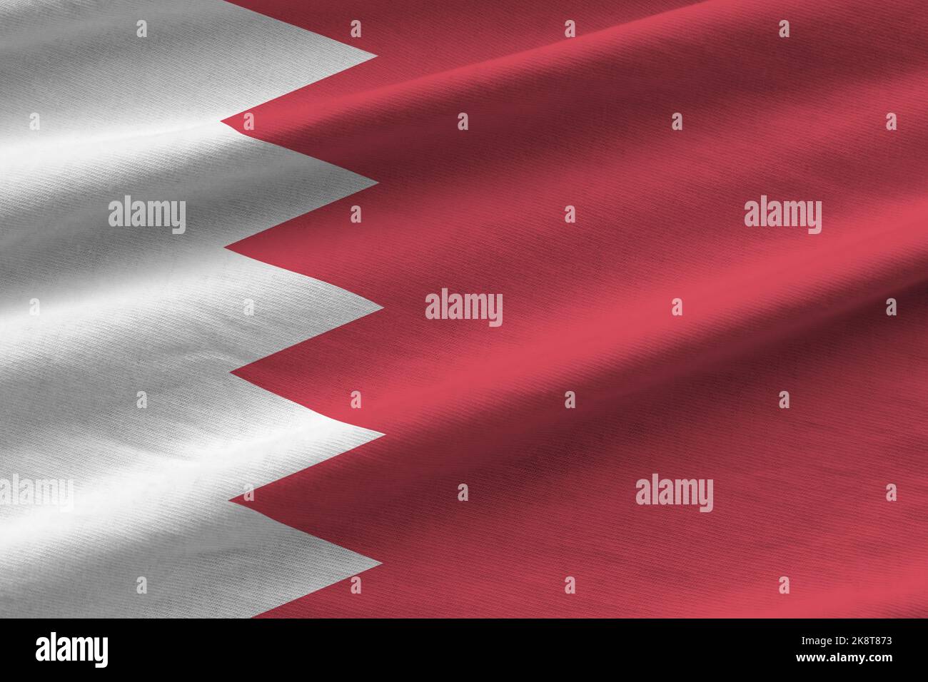 Bahrain-Flagge mit großen Falten, die in Innenräumen unter dem ...