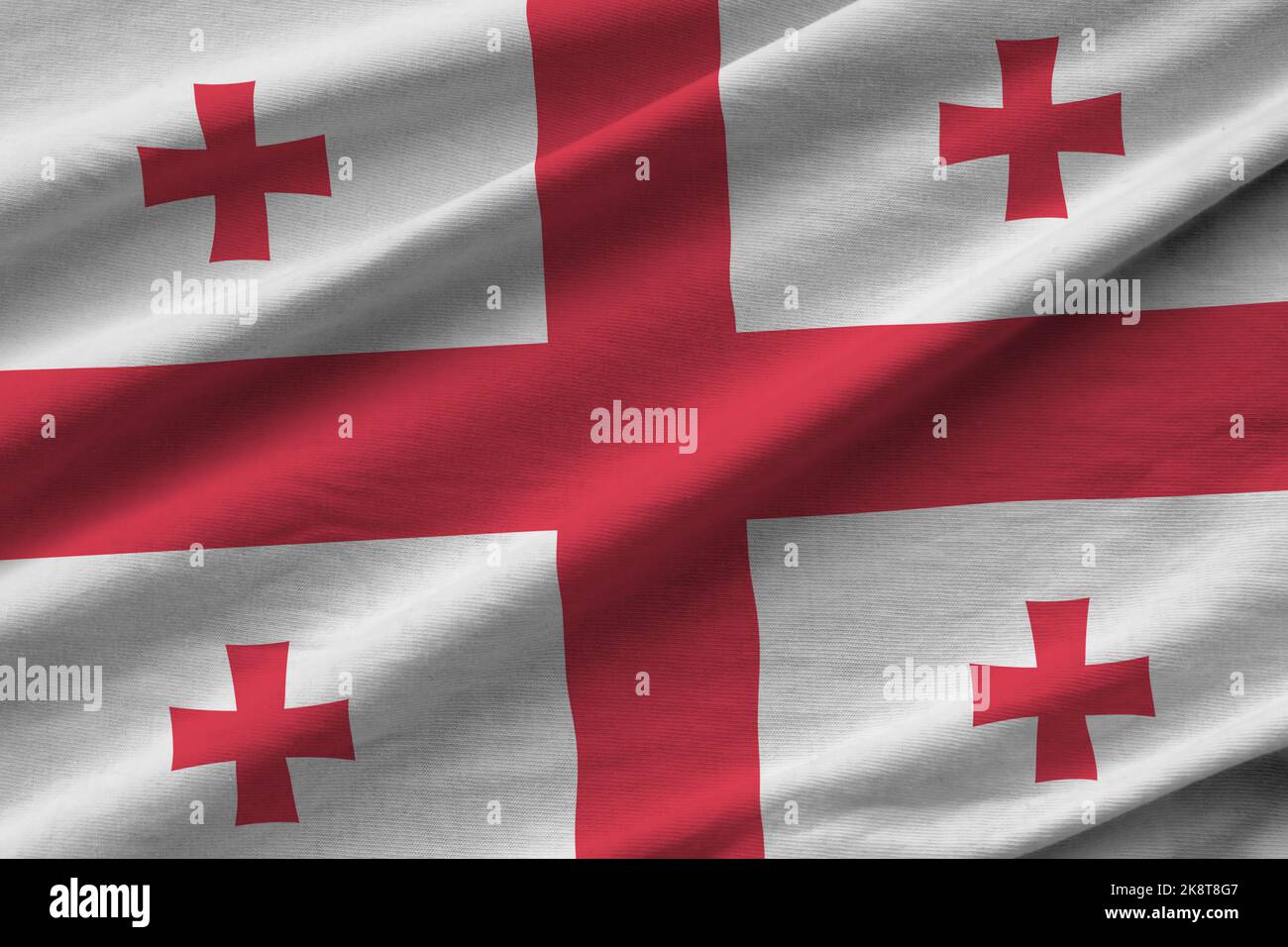 Georgia Flagge mit großen Falten winken aus nächster Nähe unter dem ...