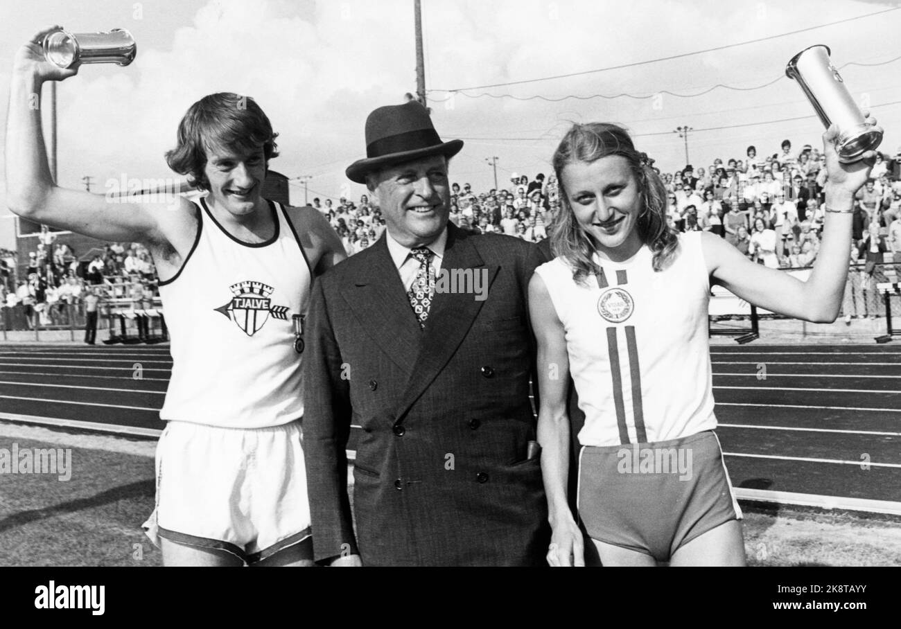 Hønefoss, 19740811. NM in der Leichtathletik. König Olav flankiert von ...