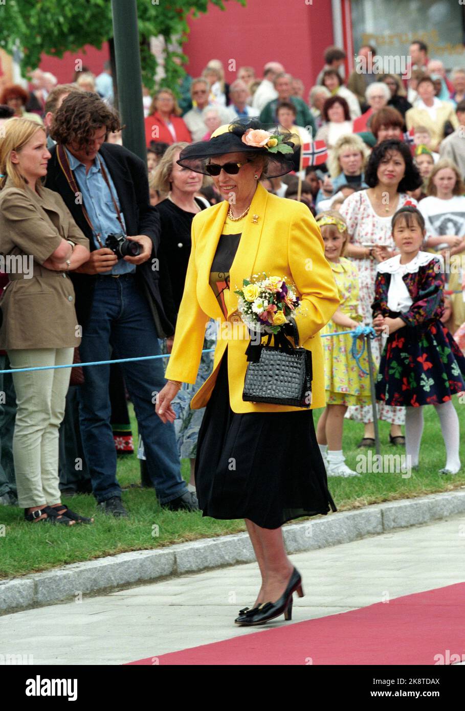 Oslo 19940601 Prinzessin Est. Frau Ferner kommt bei der Enthüllung der ...