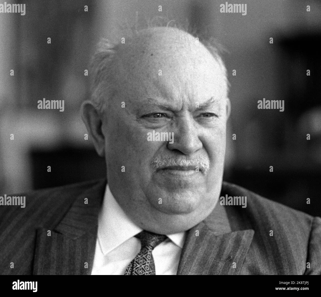 Autor und kunstsammler rolf stenersen auf seinem heimfoto -Fotos und -Bildmaterial in hoher ...