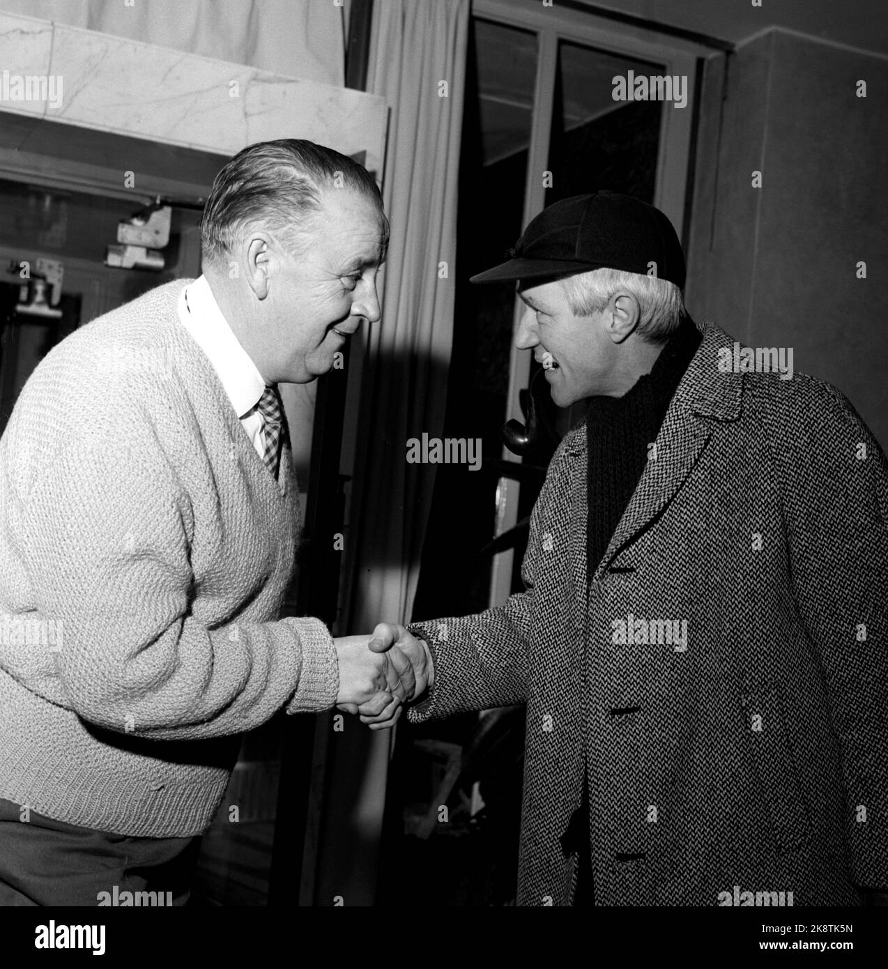 Oslo 196212. Kjell Aukrust (t.h.) ist auf dem Weg zu einem Test auf ...