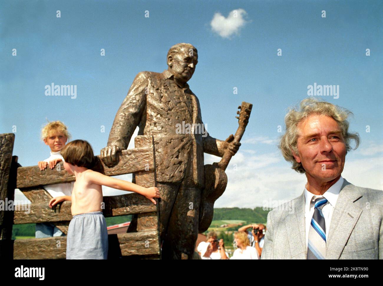 Ringsaker 19890723: Show-Sänger und Autor Alf Prøysen bekommt in der ...