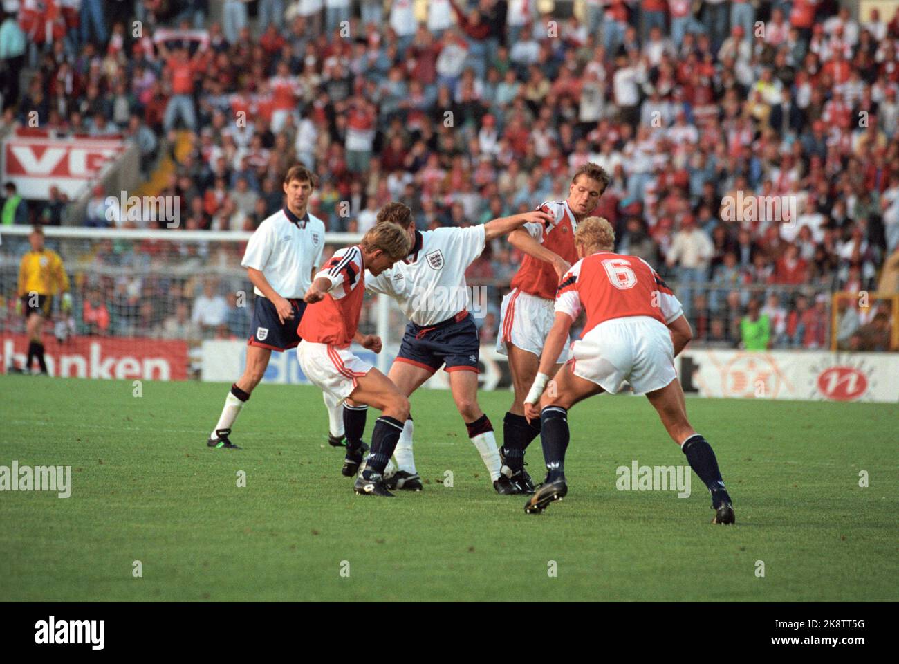 Paul gascoigne wird von jostein flo gestoppt -Fotos und -Bildmaterial ...