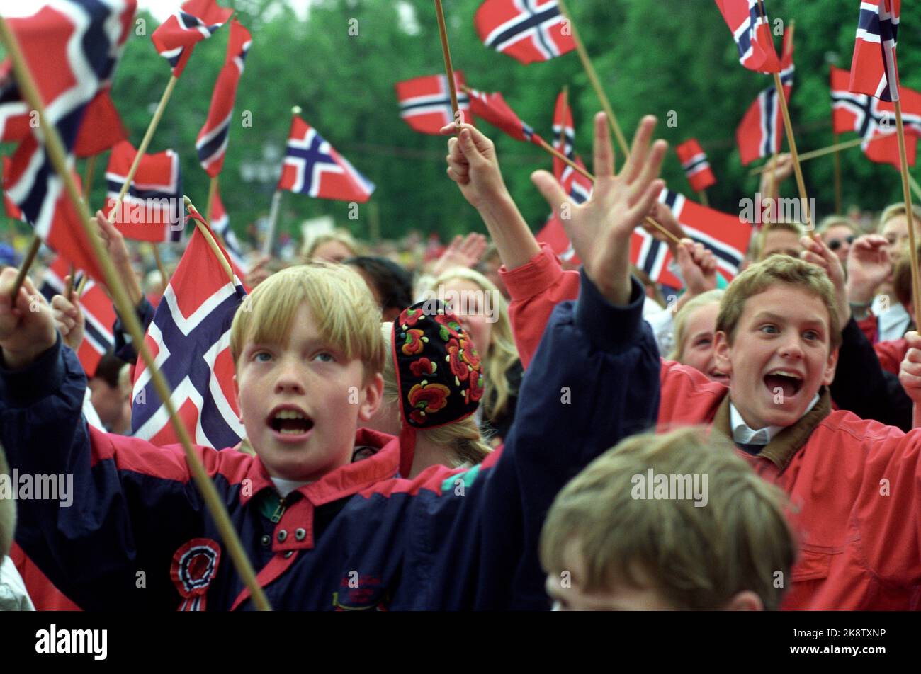 Oslo 19930517: Feier des Nationaltages am 17. Mai. Tausende von ...