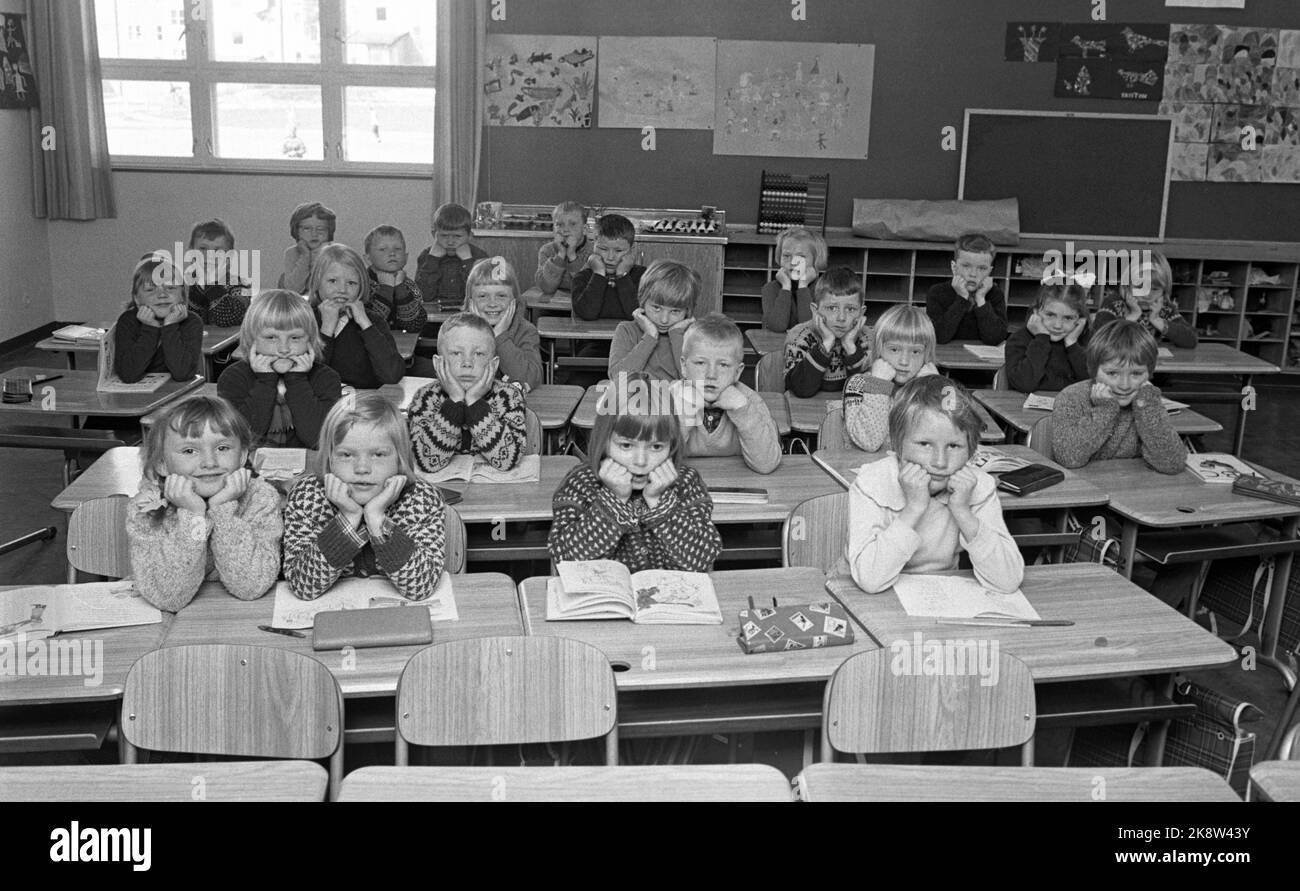 Oslo 19660315. Klasse 1 A an der Tonsenhagen Schule zieht Mama an. Hier ...