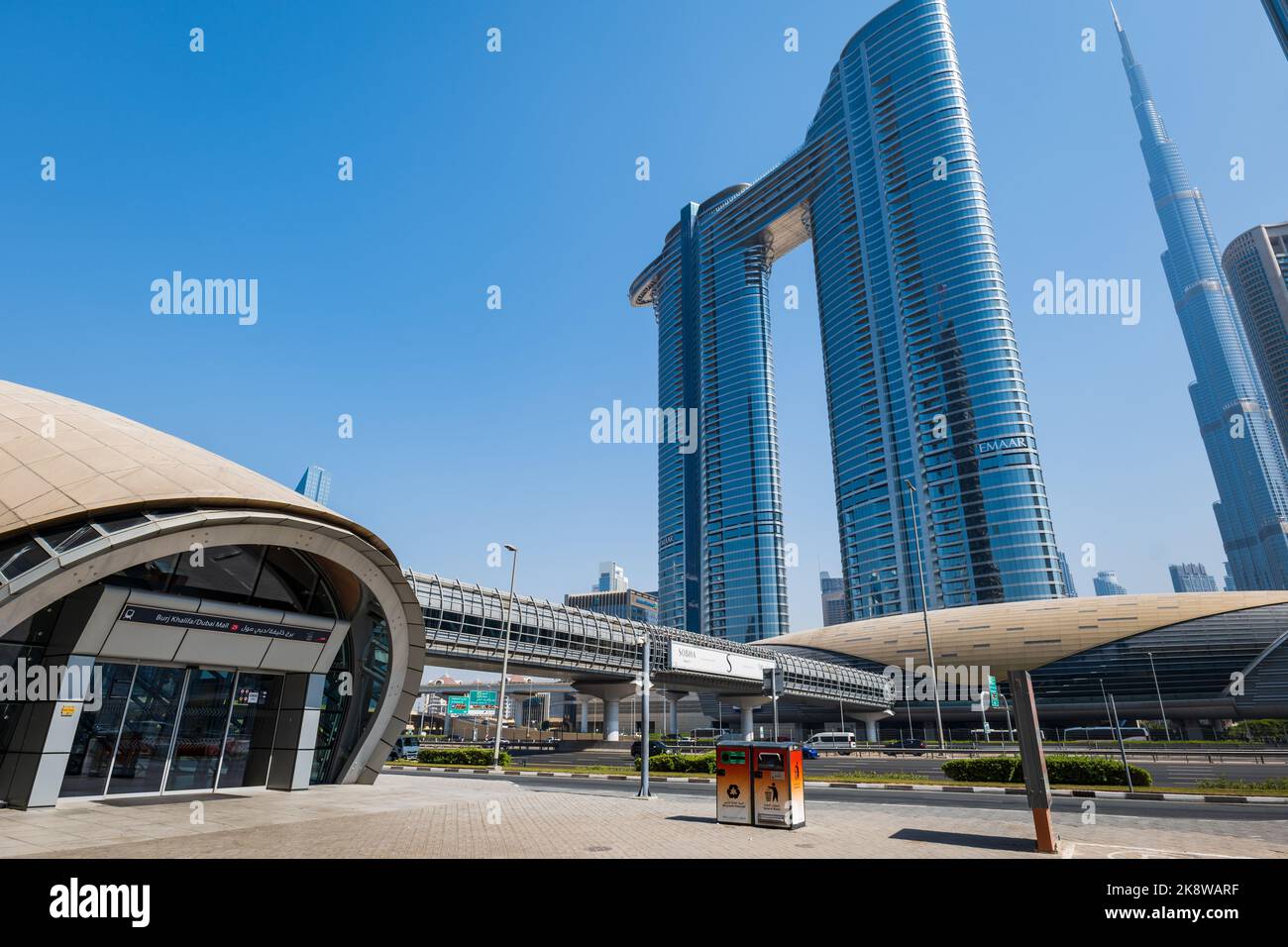 Dubai, VAE - Oktober 2022: U-Bahn-Station Dubai Mall mit Burj Khalifa ...