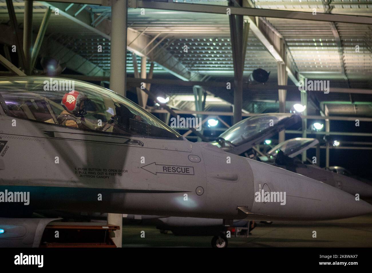 Ein Pilot der US-Luftwaffe, der dem 77. Fighter Squadron (77. FS ...