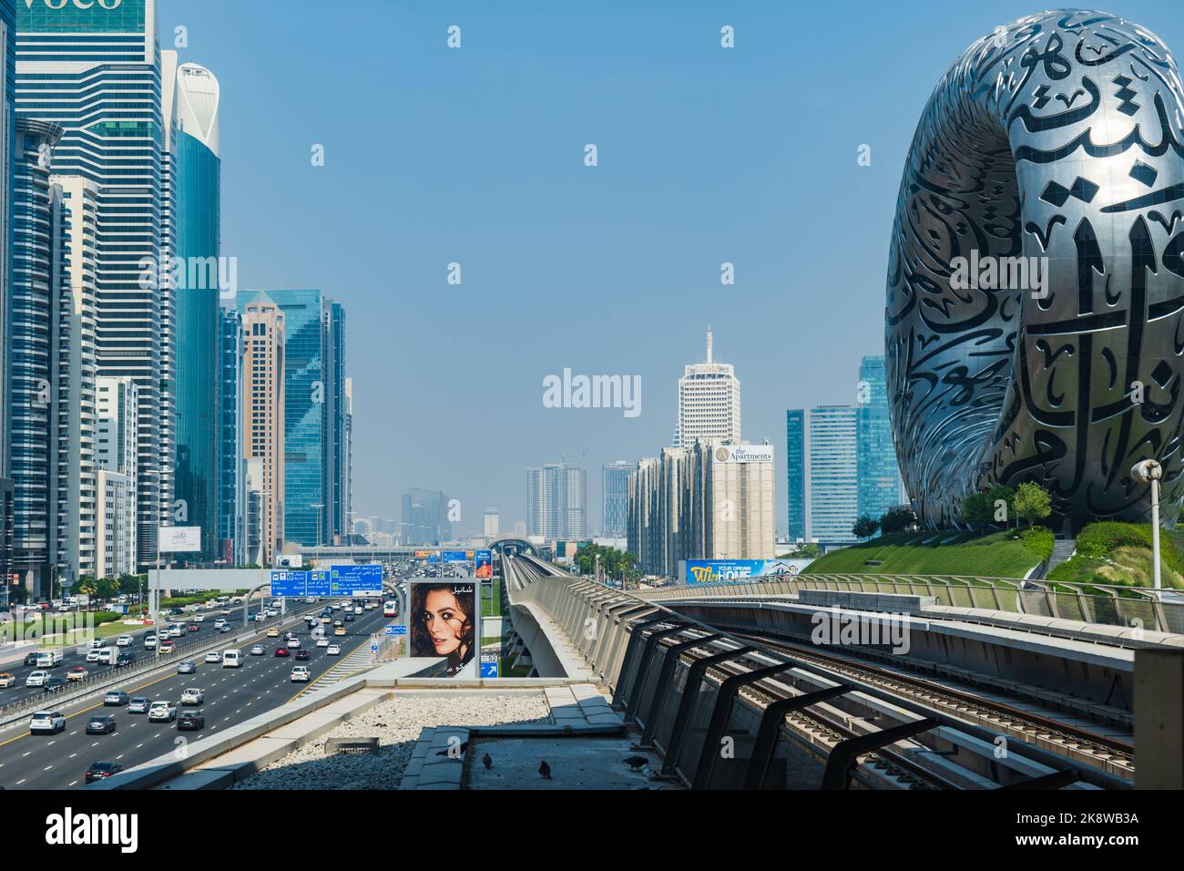 Dubai, VAE - 2022. Oktober: Dubai Metro-Bahnstrecke zusammen mit Museum ...