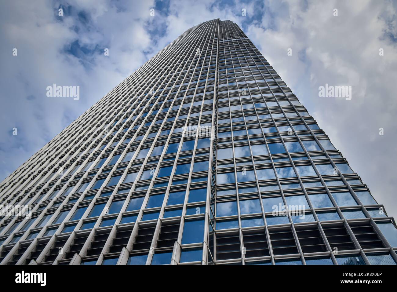 Zwei ifc turm -Fotos und -Bildmaterial in hoher Auflösung – Alamy