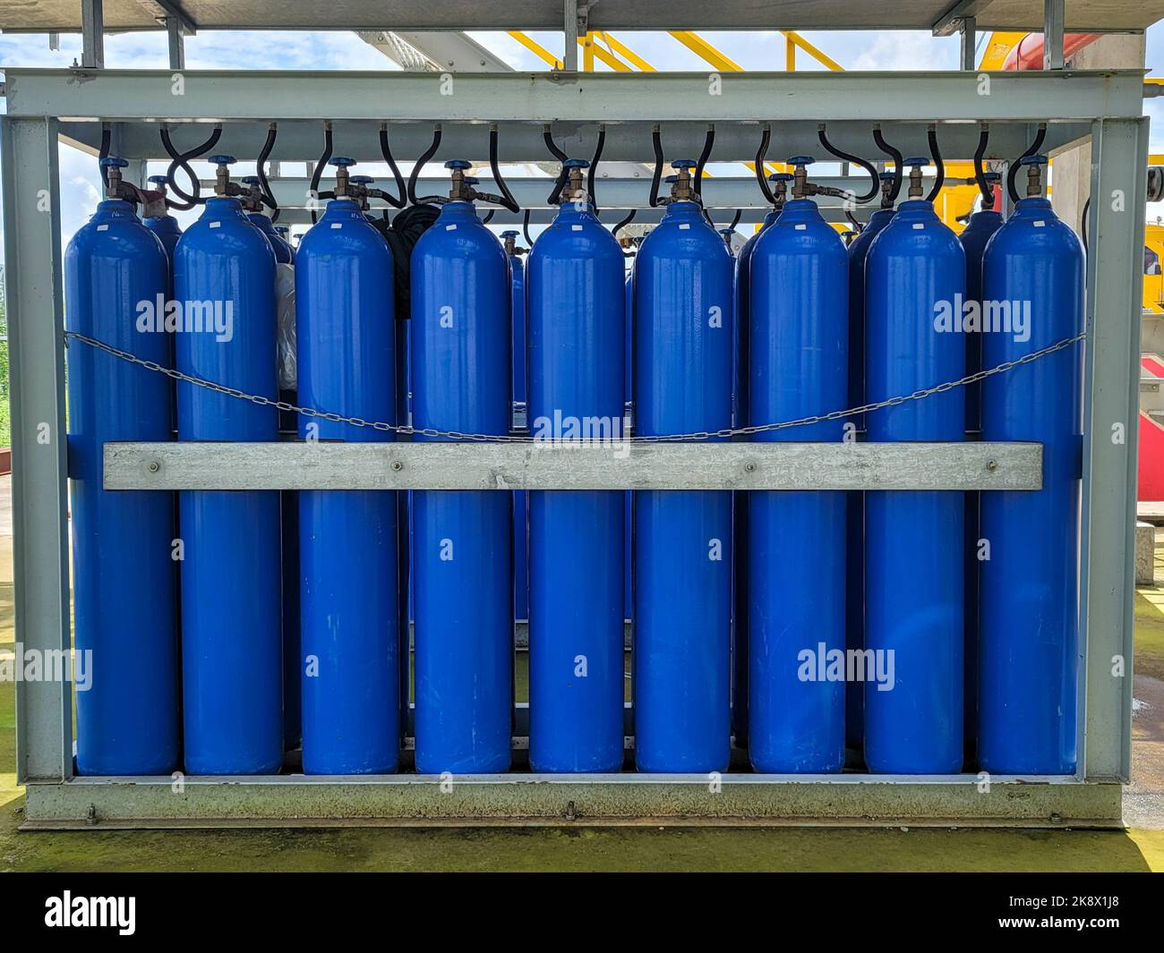 Blue gas bottle -Fotos und -Bildmaterial in hoher Auflösung – Alamy