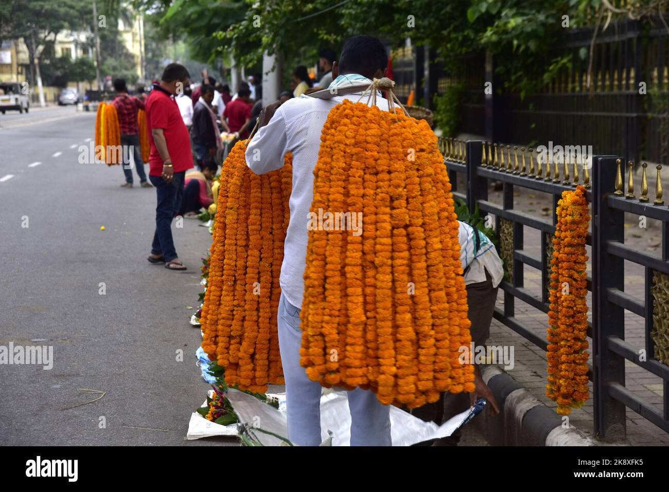 Guwahati, Guwahati, Indien. 24. Oktober 2022. Die Menschen kaufen ...
