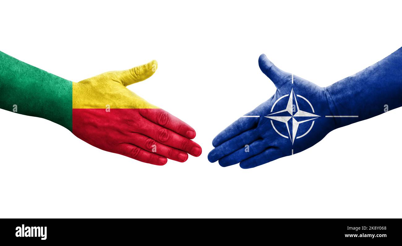 Handschlag zwischen Benin- und NATO-Flaggen auf Händen gemalt ...
