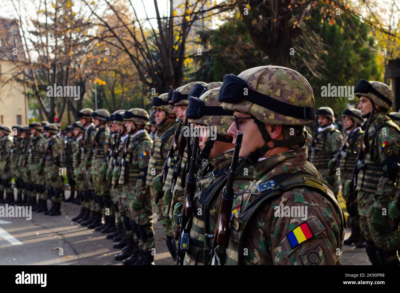 Botosani, Rumänien - 25. Oktober 2022: Das Militär marschiert während ...