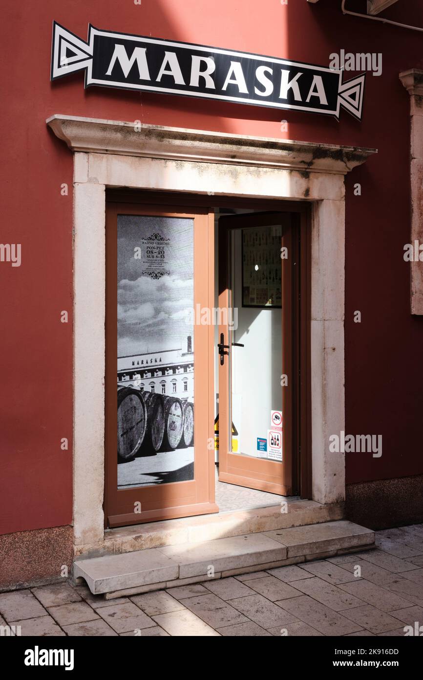 Der Maraska-Shop in der Altstadt von Zadar, Kroatien, der Produkte der ...